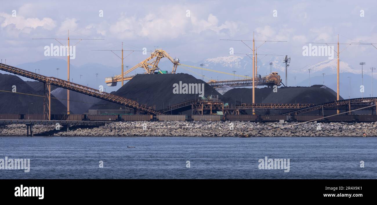 Heavy Equipment at Coal export terminal Stock Photo - Alamy