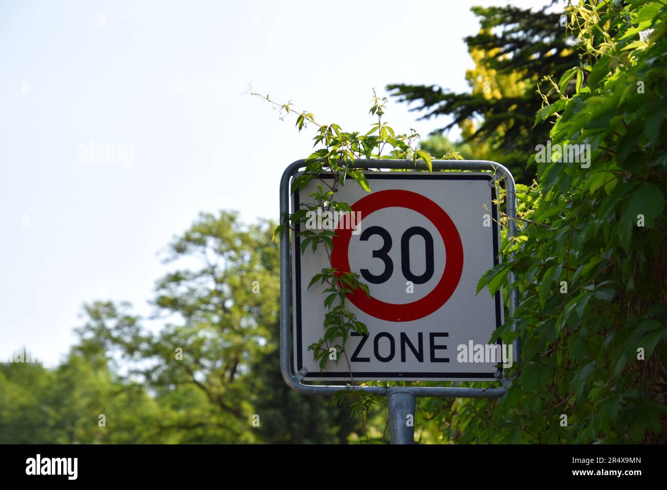 30 speed limit zone sign hi-res stock photography and images - Alamy