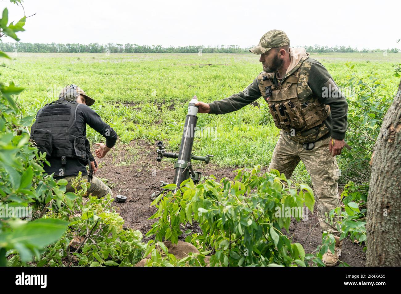 Members of the mortar unit of 57th artillery brigade of Ukrainian Army ...