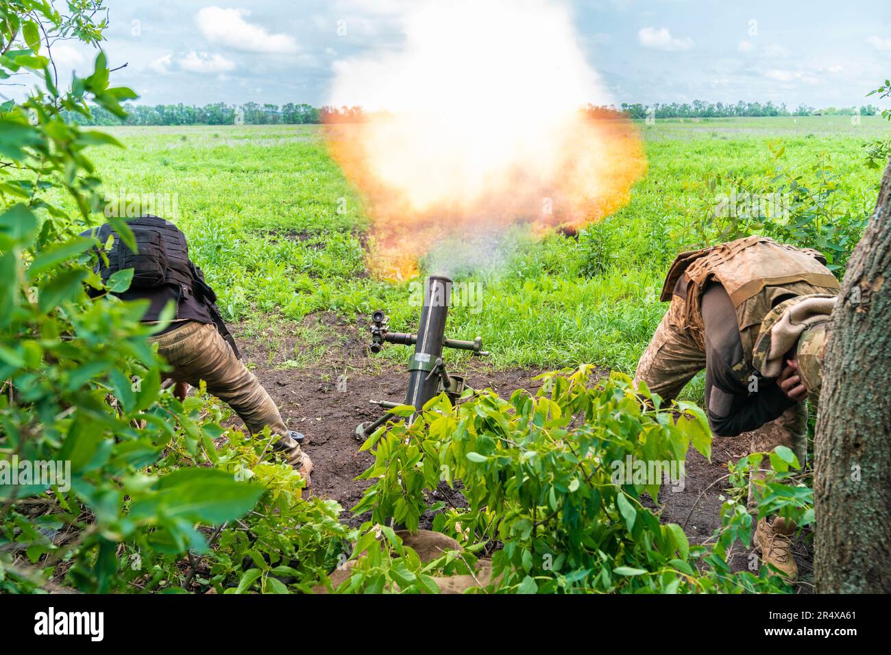 Members of the mortar unit of 57th artillery brigade of Ukrainian Army ...