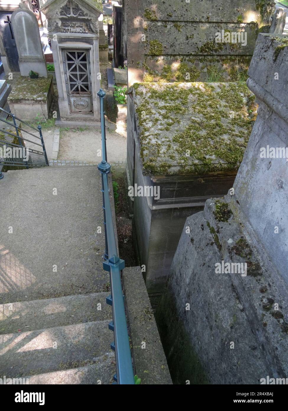 High resolution views of the fabalous historic Montmartre Cemetery, Cimetière du Nord, Paris ...