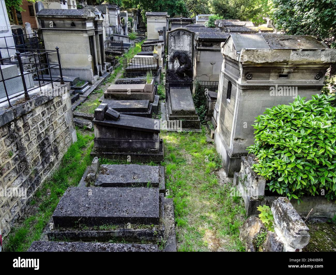 High resolution views of the fabalous historic Montmartre Cemetery ...