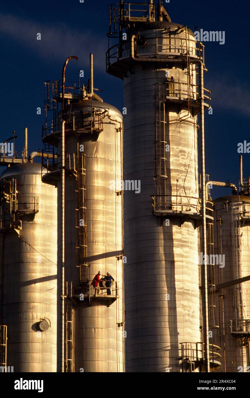 Refinery storage tanks structures hi-res stock photography and images ...