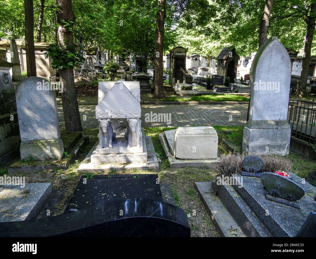 High resolution views of the fabalous historic Montmartre Cemetery ...