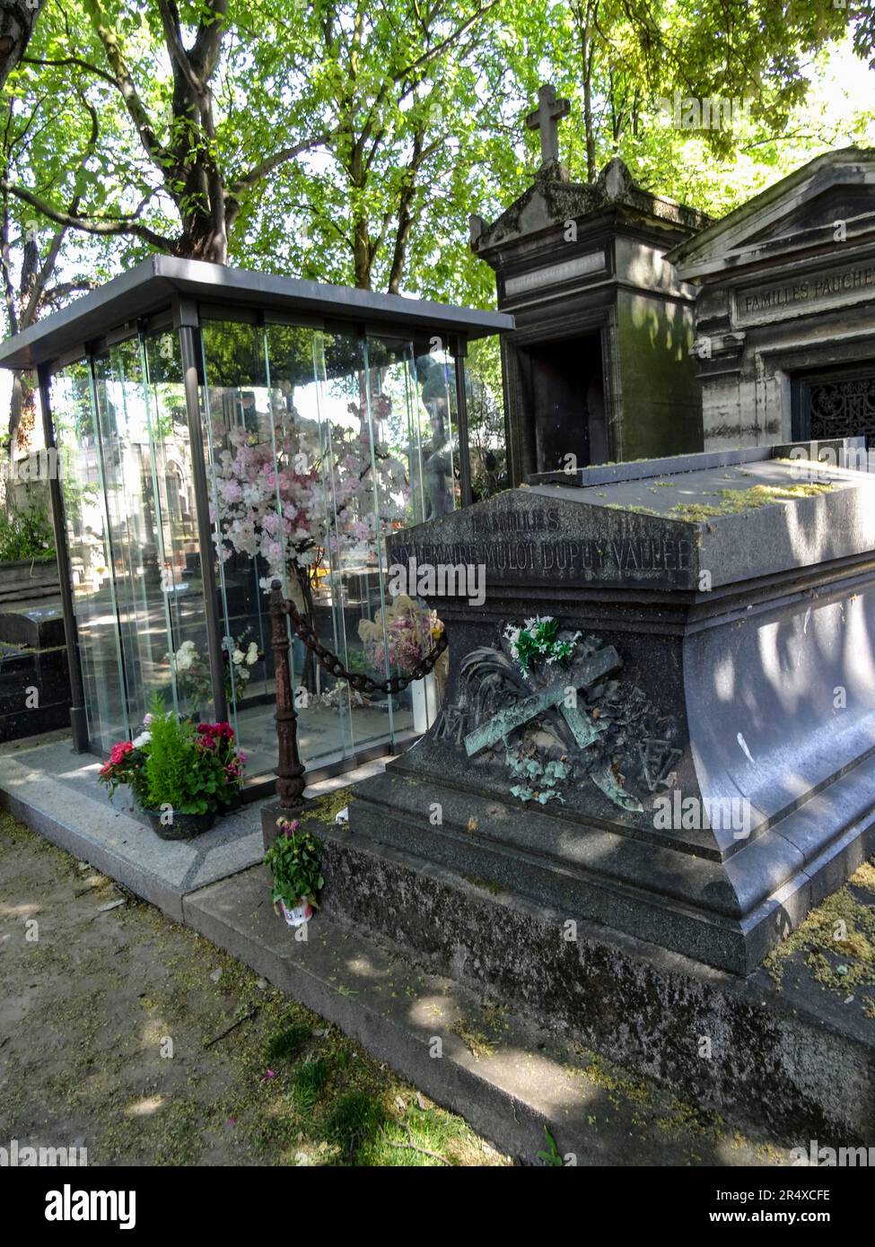 High resolution views of the fabalous historic Montmartre Cemetery ...