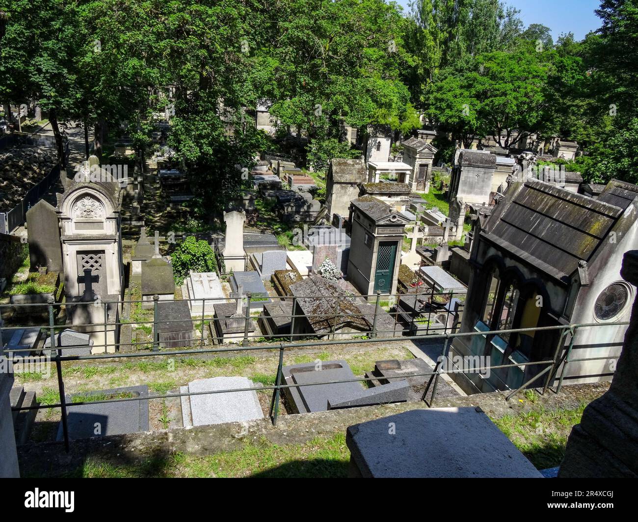 High resolution views of the fabalous historic Montmartre Cemetery ...