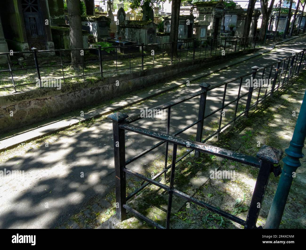 High resolution views of the fabalous historic Montmartre Cemetery ...