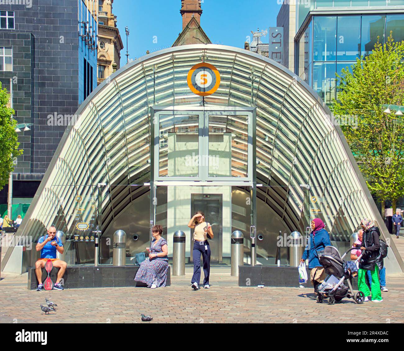 Glasgow, Scotland, UK 30th May, 2023. UK Weather: Warm in the city ...