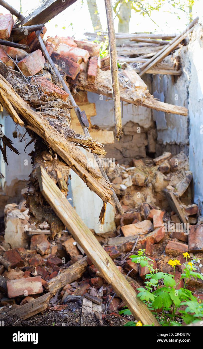 Old abandoned one-story house in disrepair. Collapsed walls Stock Photo - Alamy