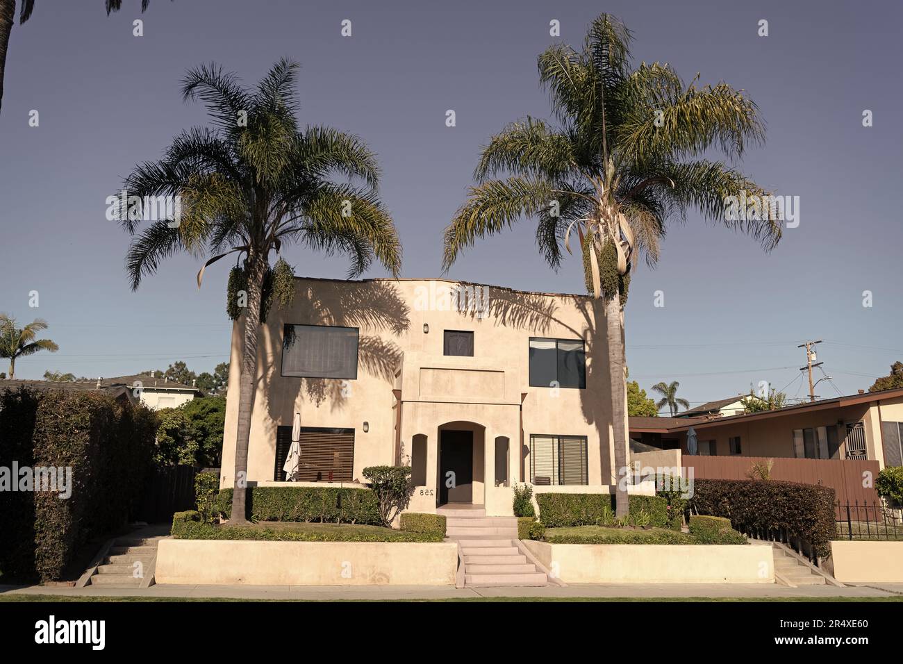 Front yard hedge and path leading to mansion house entrance door Stock ...