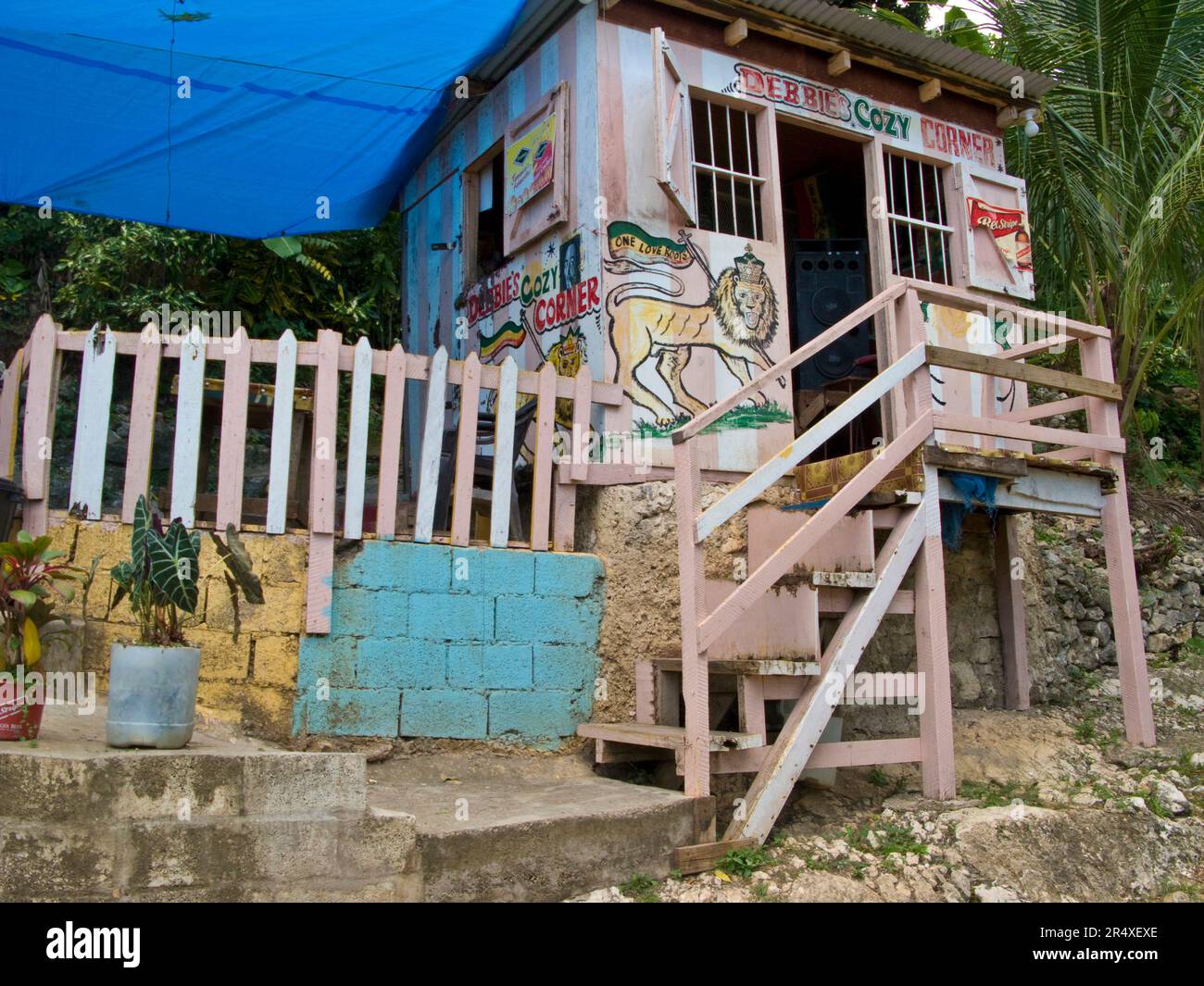 Cozy cafes and restaurants hi-res stock photography and images - Alamy