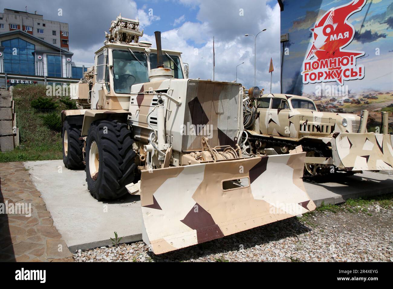 Military tractor hi-res stock photography and images - Alamy