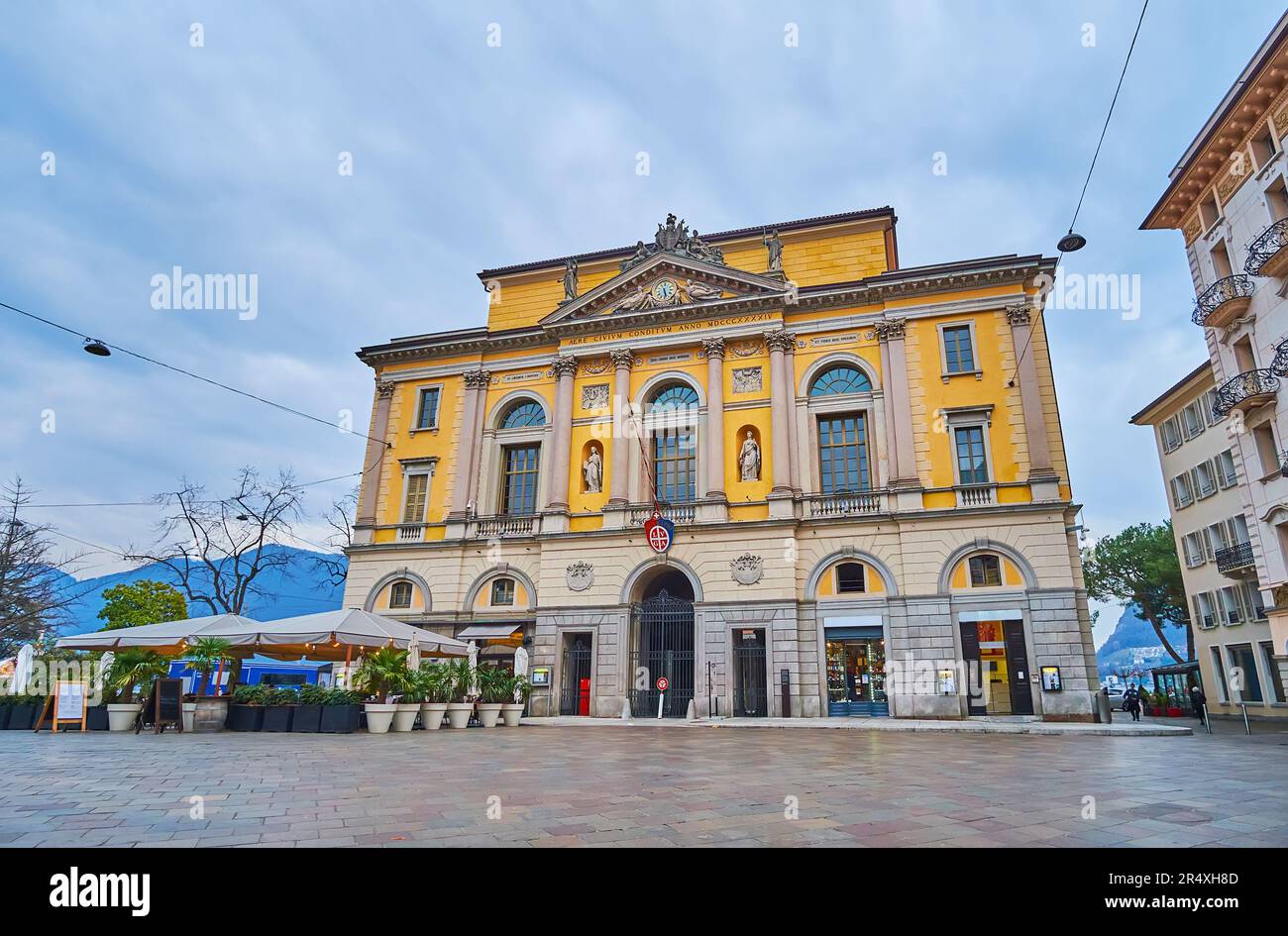The sculptured facade of Palazzo Civico (Town Hall), facing Piazza ...