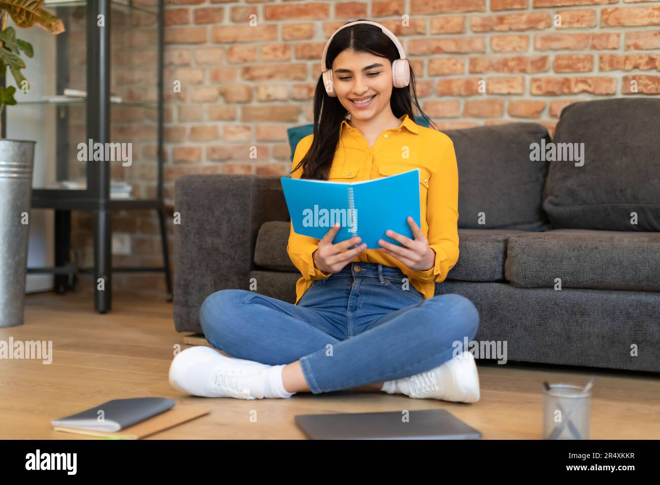 Spanish teen reading hi-res stock photography and images - Alamy