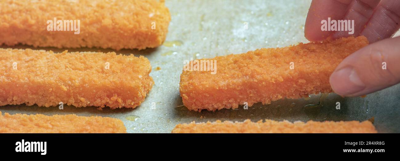 Frying crumbed fillet fish hi-res stock photography and images - Alamy