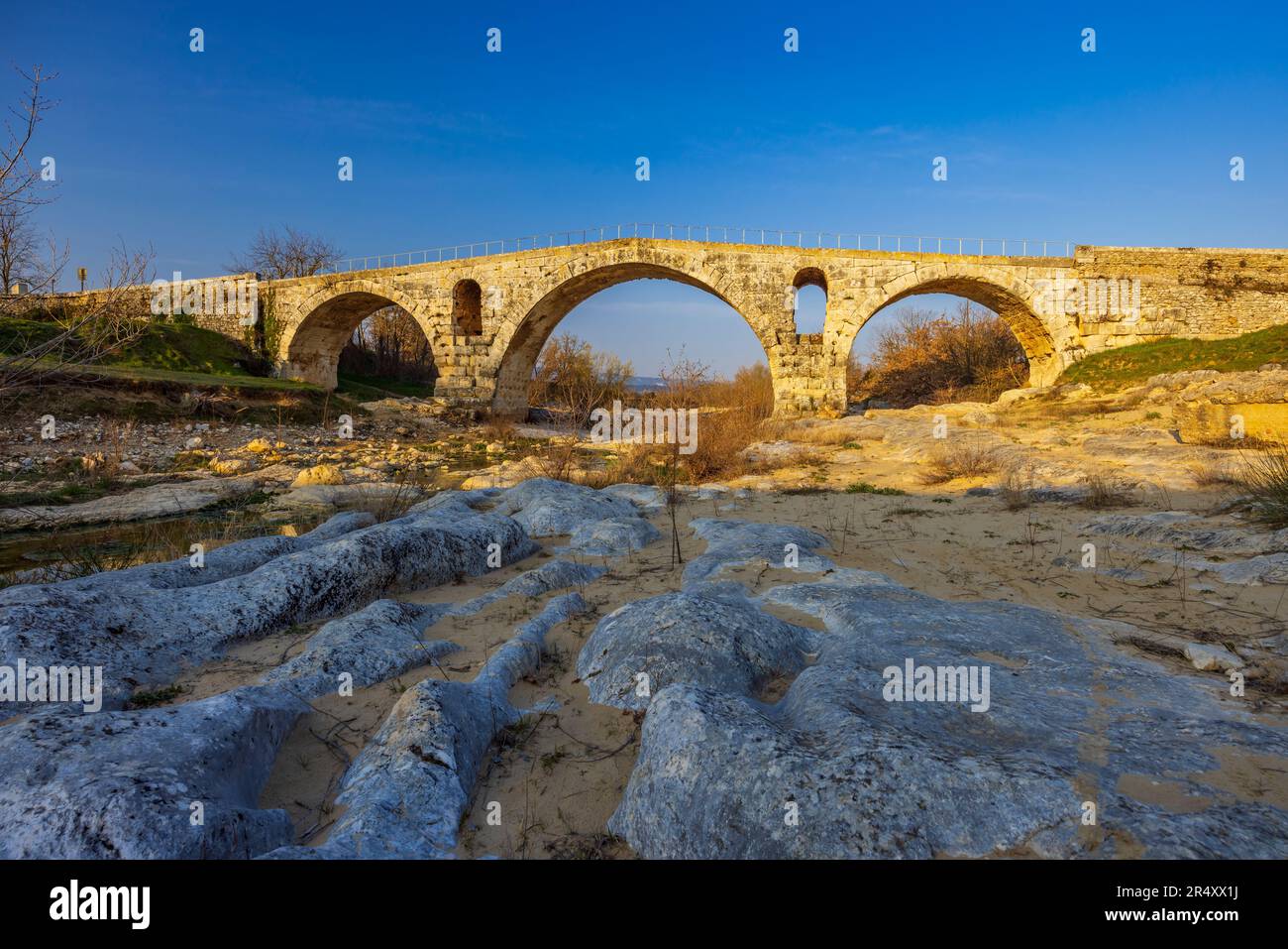 Pont Julien, roman stone arch bridge over Calavon river, Provence ...