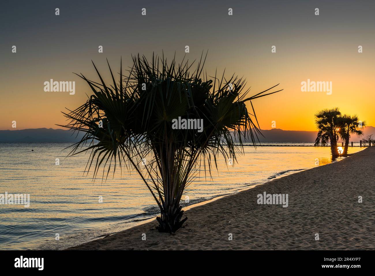 Sunrise at Lake Malawi near Mangochi, Makokola Retreat Stock Photo - Alamy