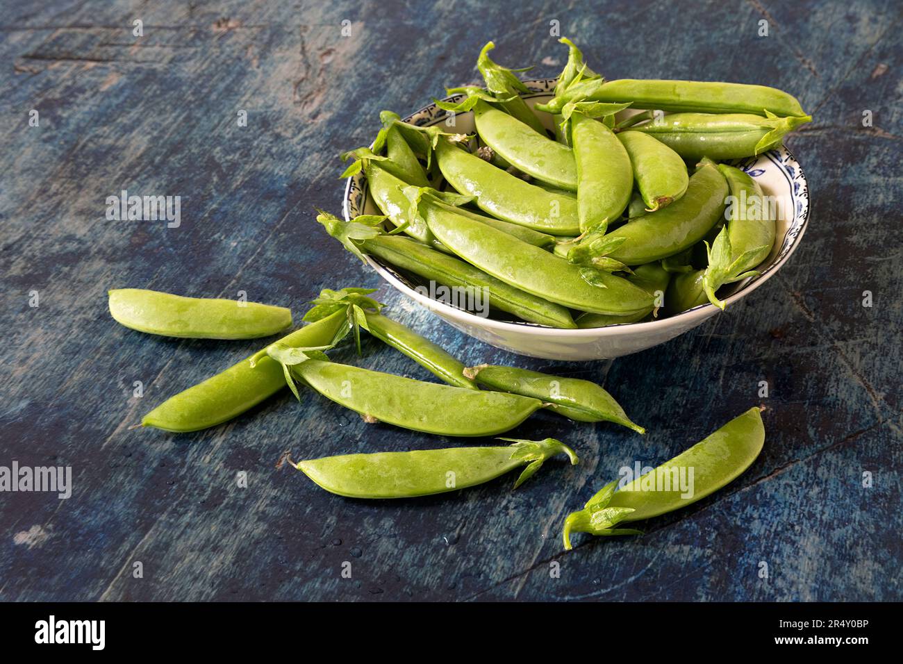 Close up many green peas hi-res stock photography and images - Alamy