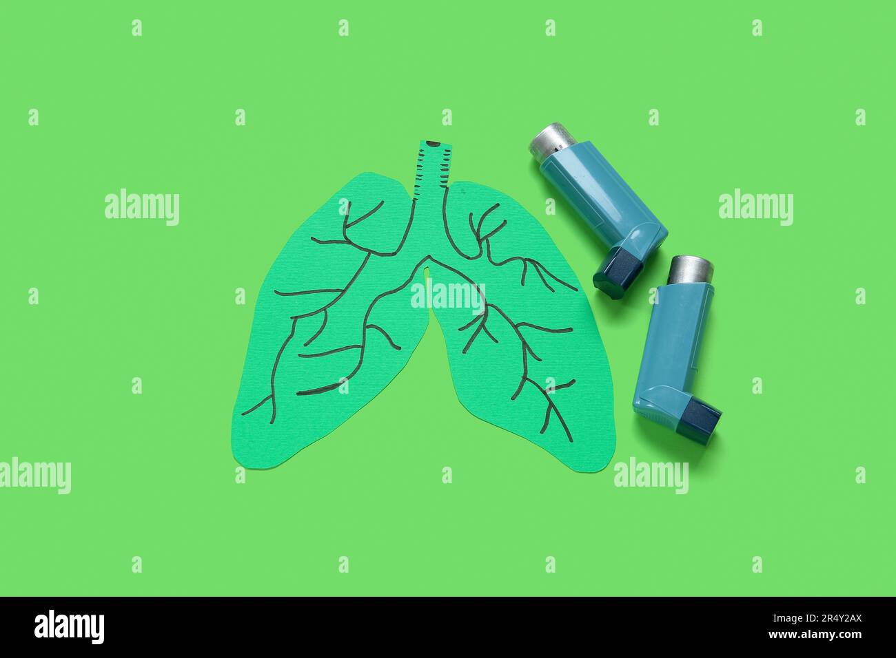 Paper lungs and asthma inhalers on green background Stock Photo - Alamy