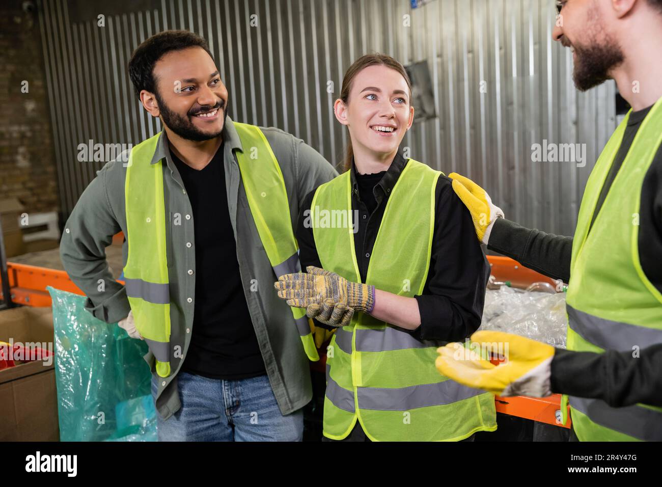 Workers sorting trash conveyor belt hi-res stock photography and images ...