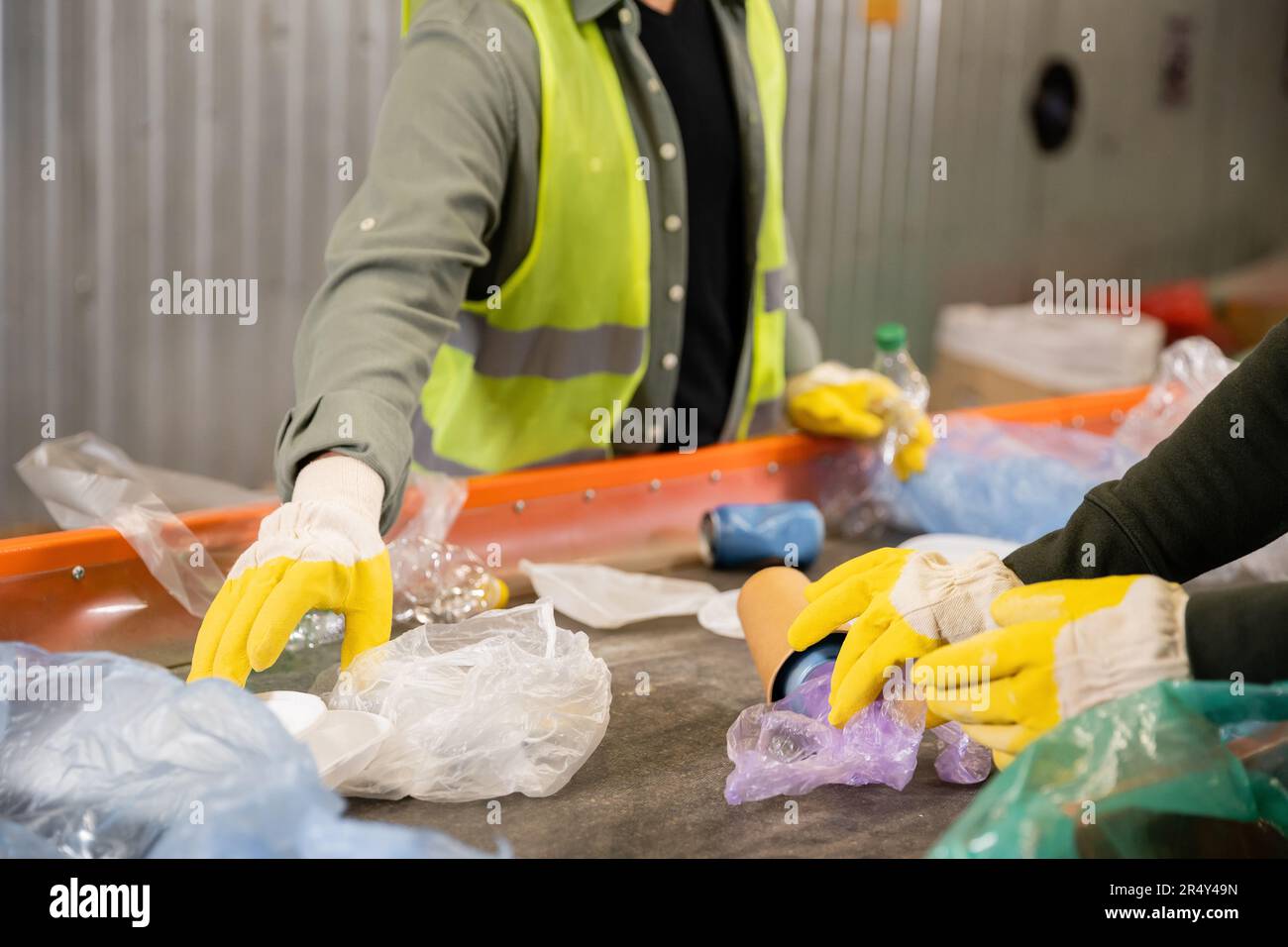 Workers sorting trash conveyor belt hi-res stock photography and images - Alamy