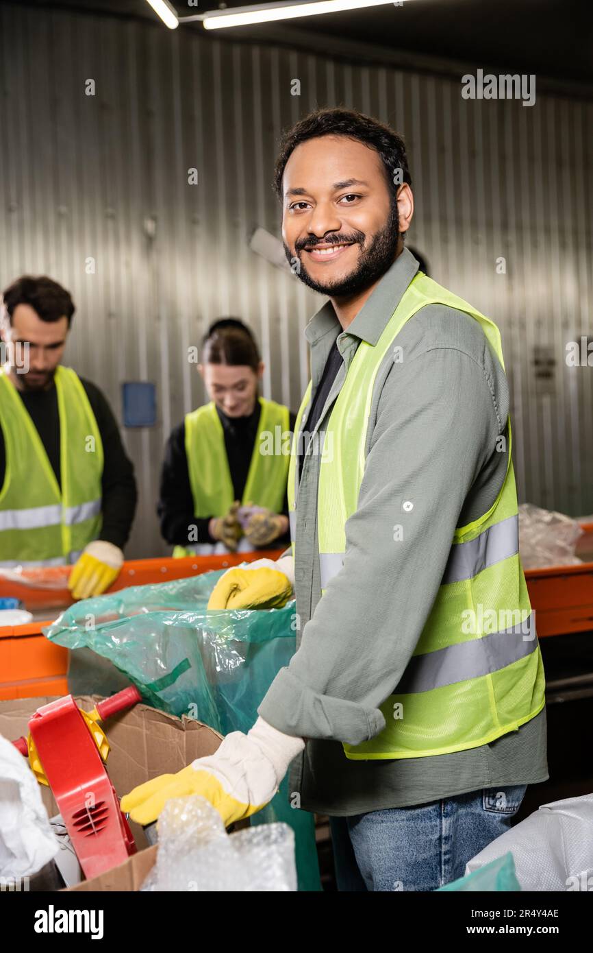 Workers sorting trash conveyor belt hi-res stock photography and images ...