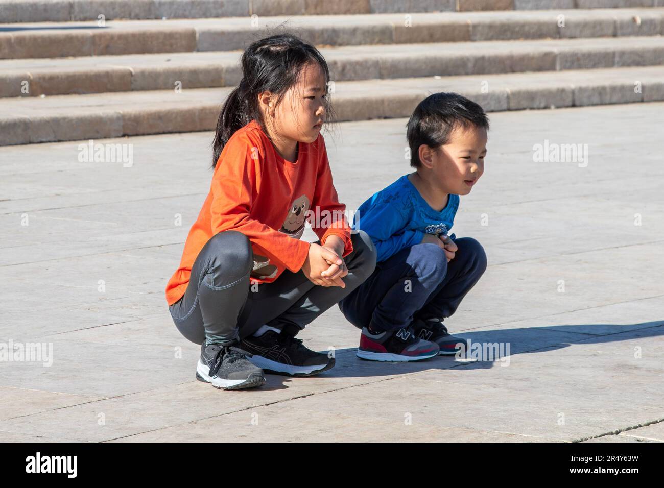Kids squatting hi-res stock photography and images - Alamy
