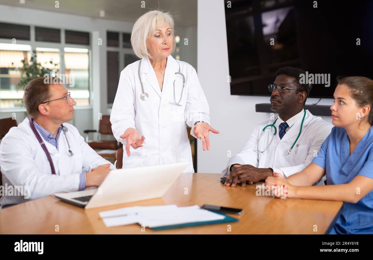 Medical doctor talking colleagues hi-res stock photography and images ...