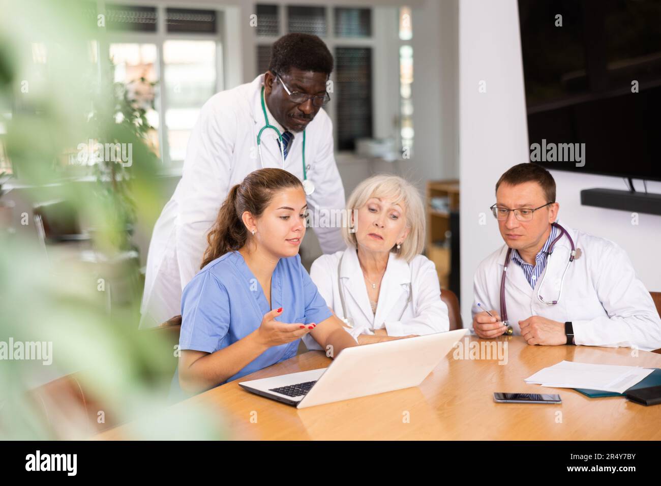Doctors around table hi-res stock photography and images - Alamy
