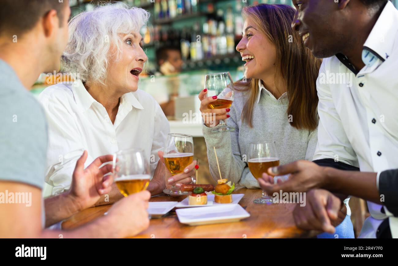 Man woman pub talking wine beer hi-res stock photography and images - Alamy
