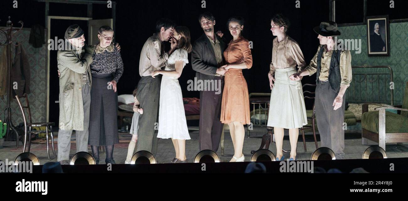 LOVE GETS A ROOM, (aka EL AMOR EN SU LUGAR), from left: Henry Goodman ...