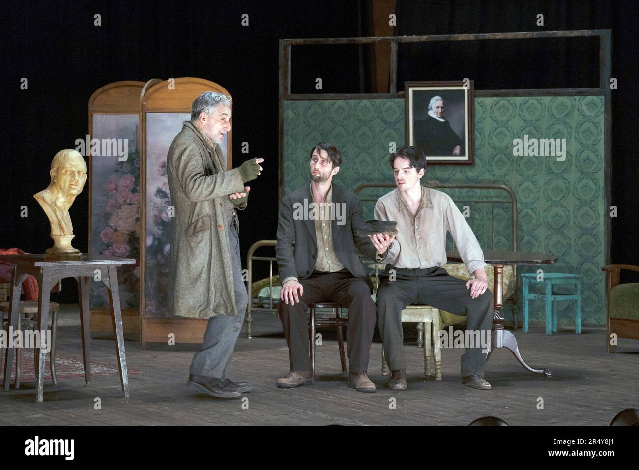 LOVE GETS A ROOM, (aka EL AMOR EN SU LUGAR), from left: Henry Goodman ...