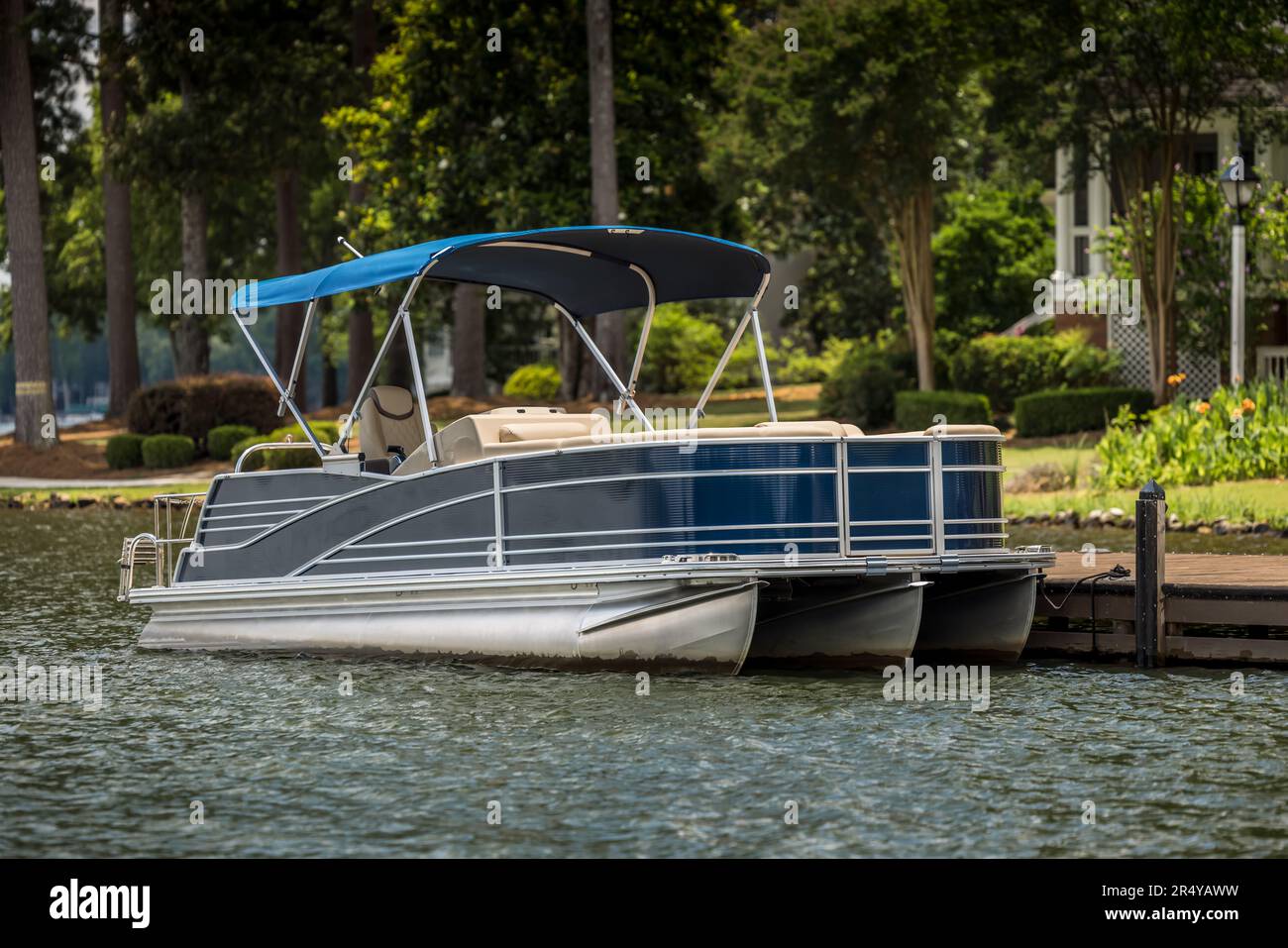 Pontoon boat at private dock on freshwater lake Stock Photo - Alamy