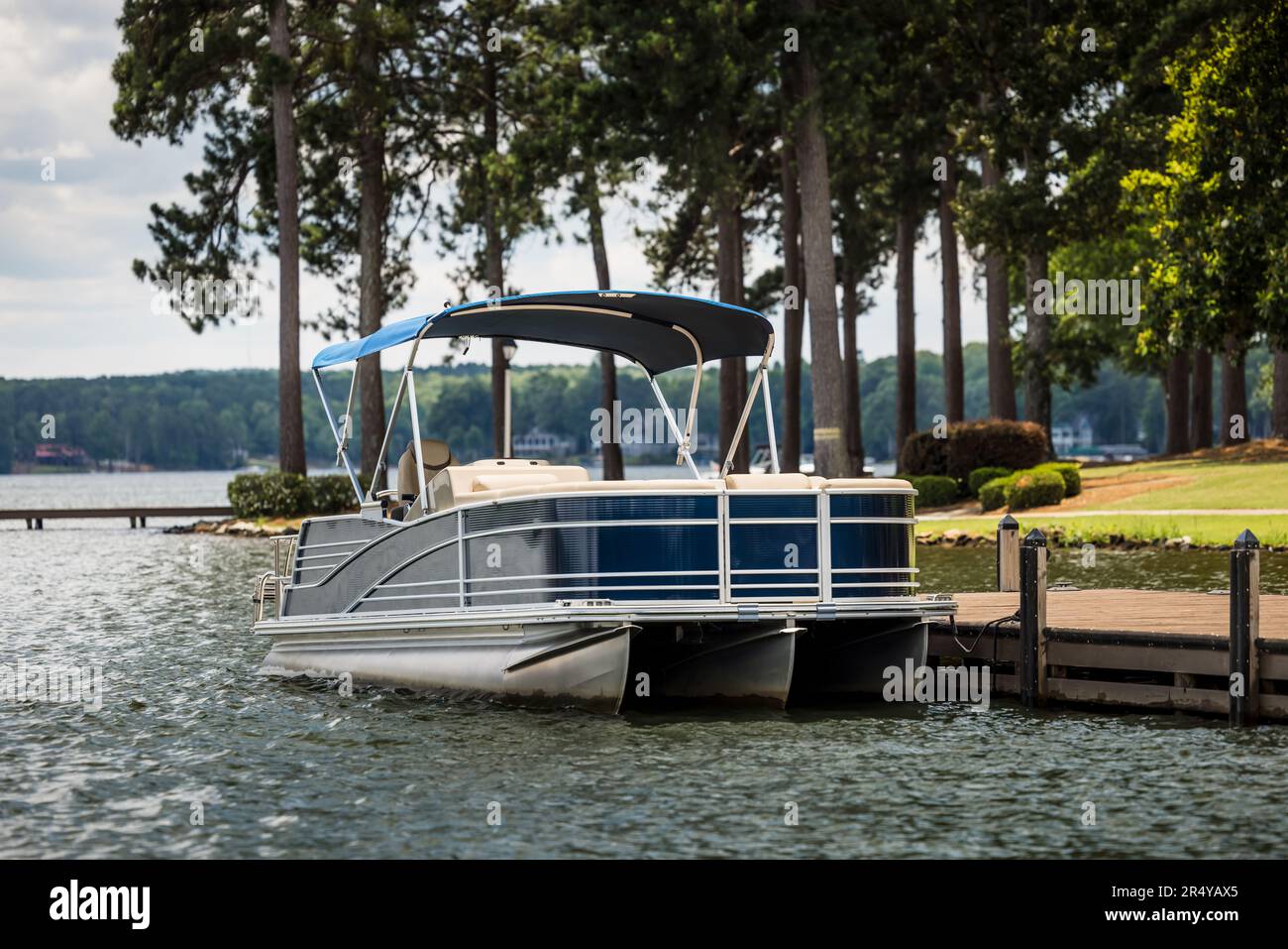 Pontoon boat at private dock on freshwater lake Stock Photo - Alamy