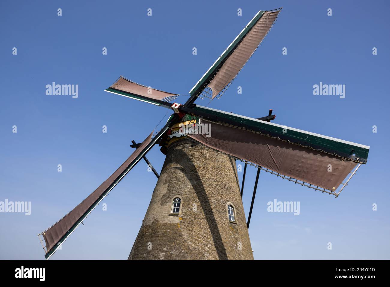 The structure and sails of a windmill, Kinderdijk, Netherlands Stock ...