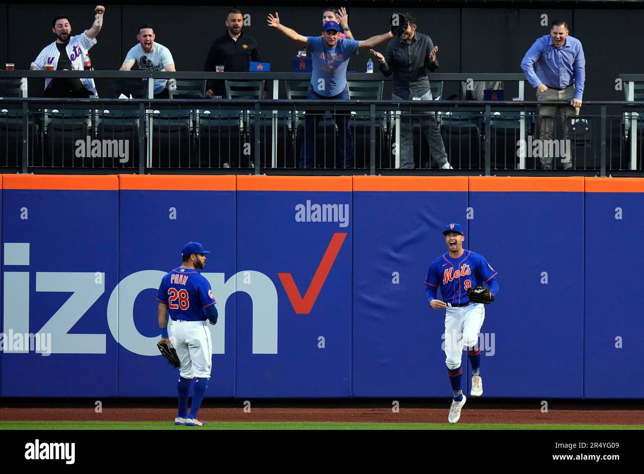 Fans react after New York Mets' Brandon Nimmo (9) caught a ball hit by ...