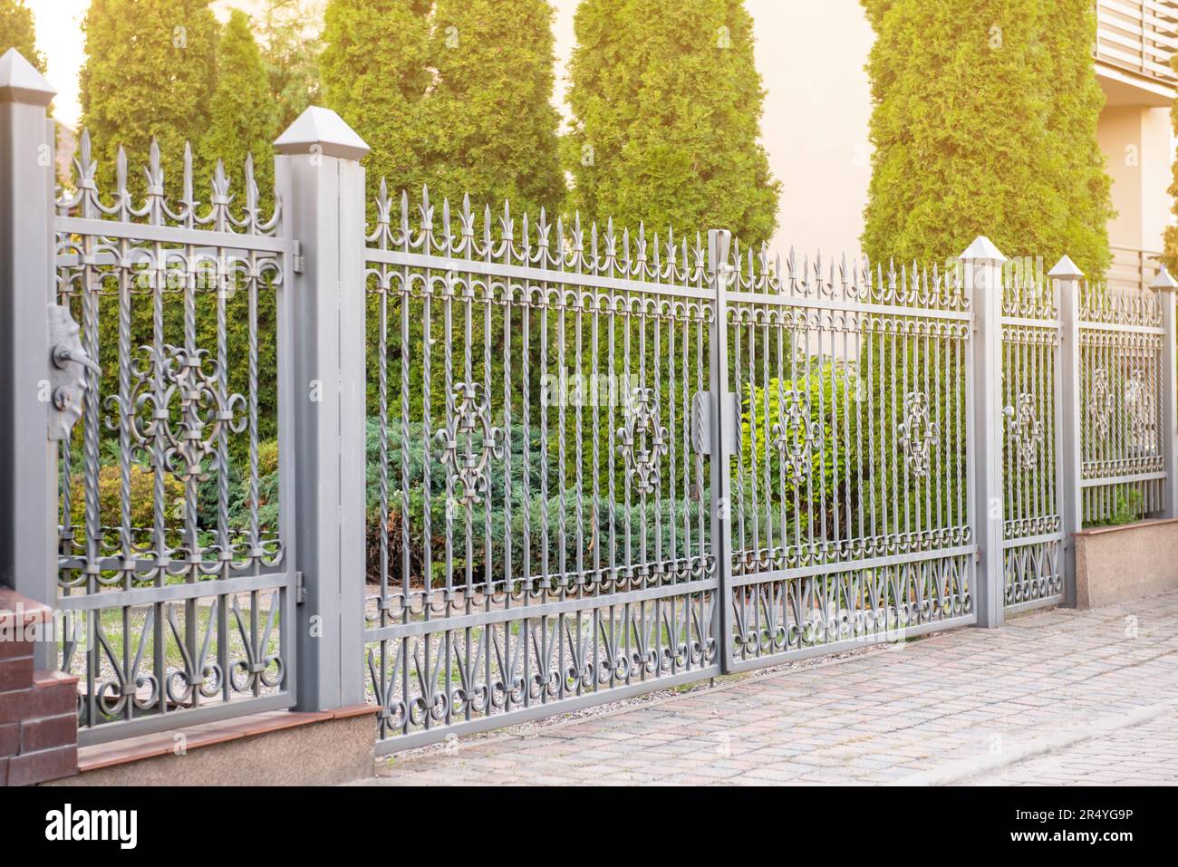 Iron fence building behind hi-res stock photography and images - Alamy