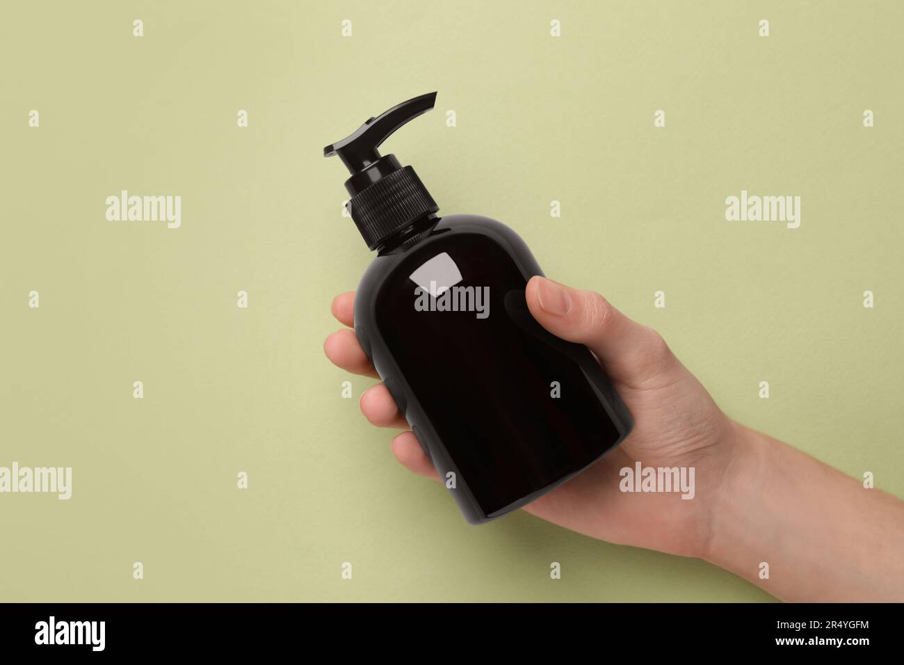 Hand holding shampoo bottle hi-res stock photography and images - Alamy