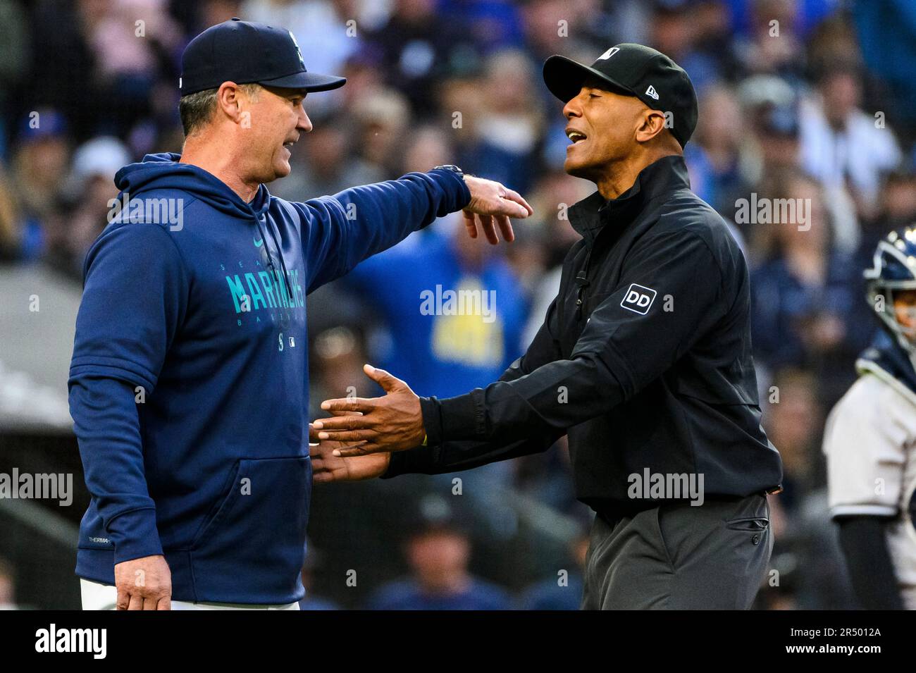 Seattle Mariners' manager Scott Servais argues with first base umpire ...