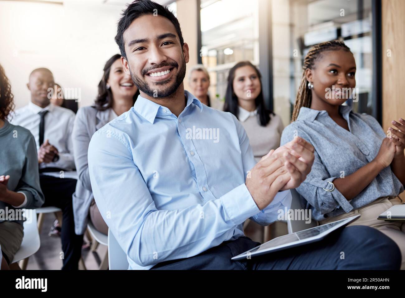 Portrait clapping crowd hi-res stock photography and images - Alamy