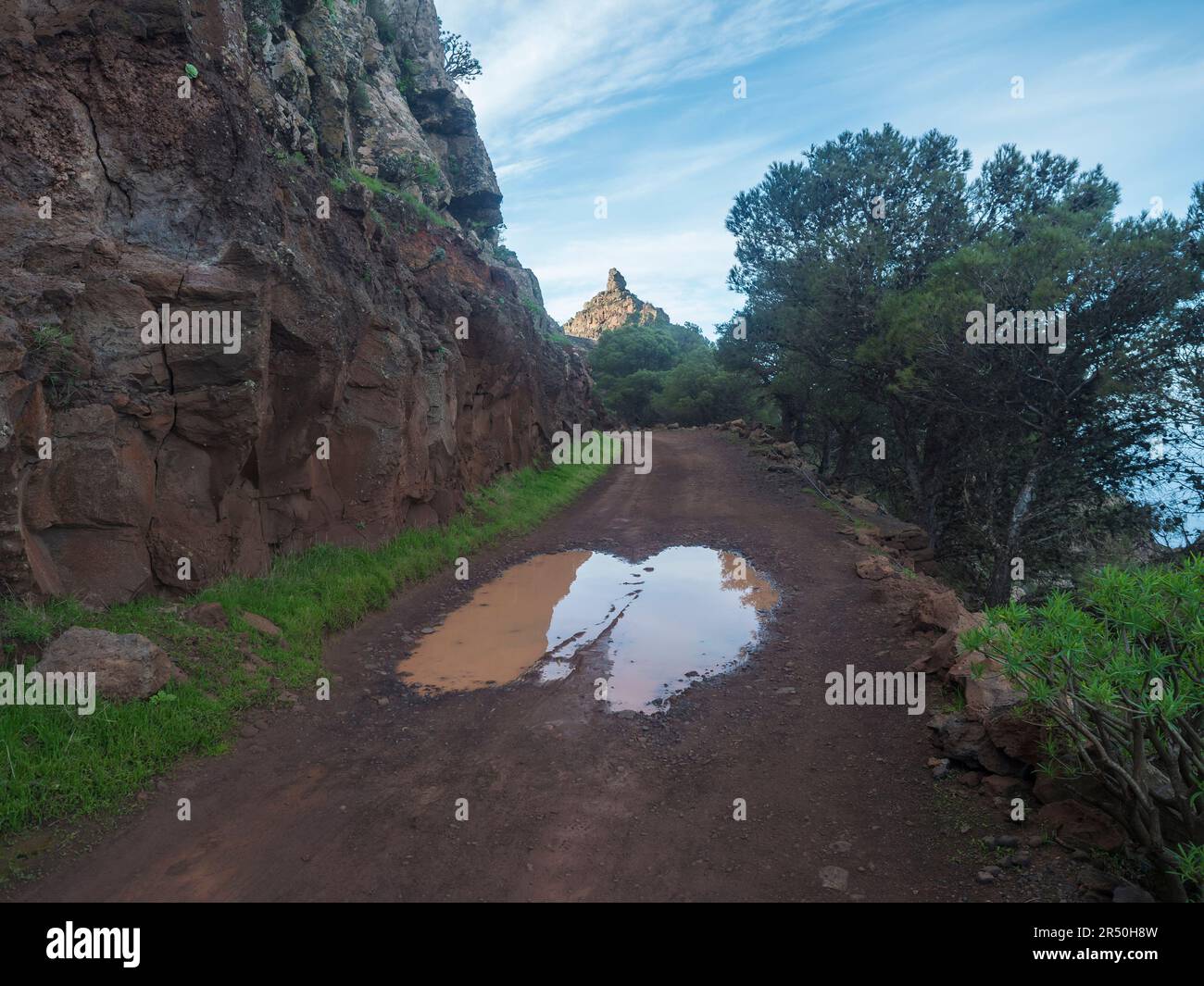 Bellow cliff hi-res stock photography and images - Alamy
