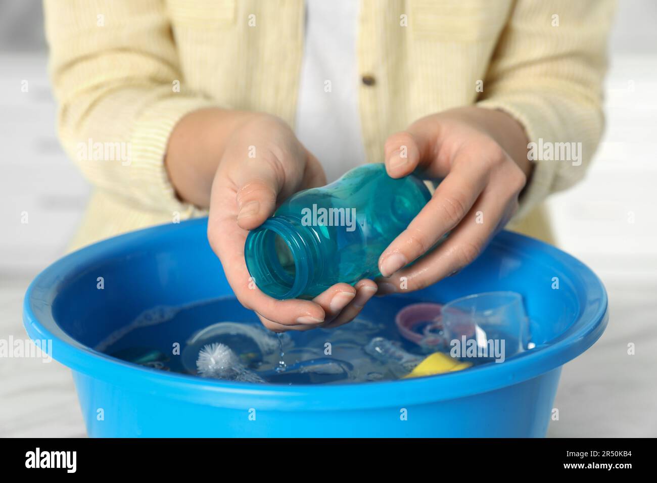 Washing baby bottle hi-res stock photography and images - Alamy