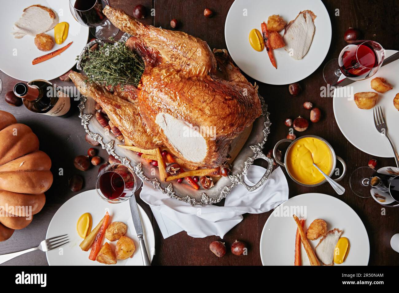 Thanksgiving spread table hi-res stock photography and images - Alamy