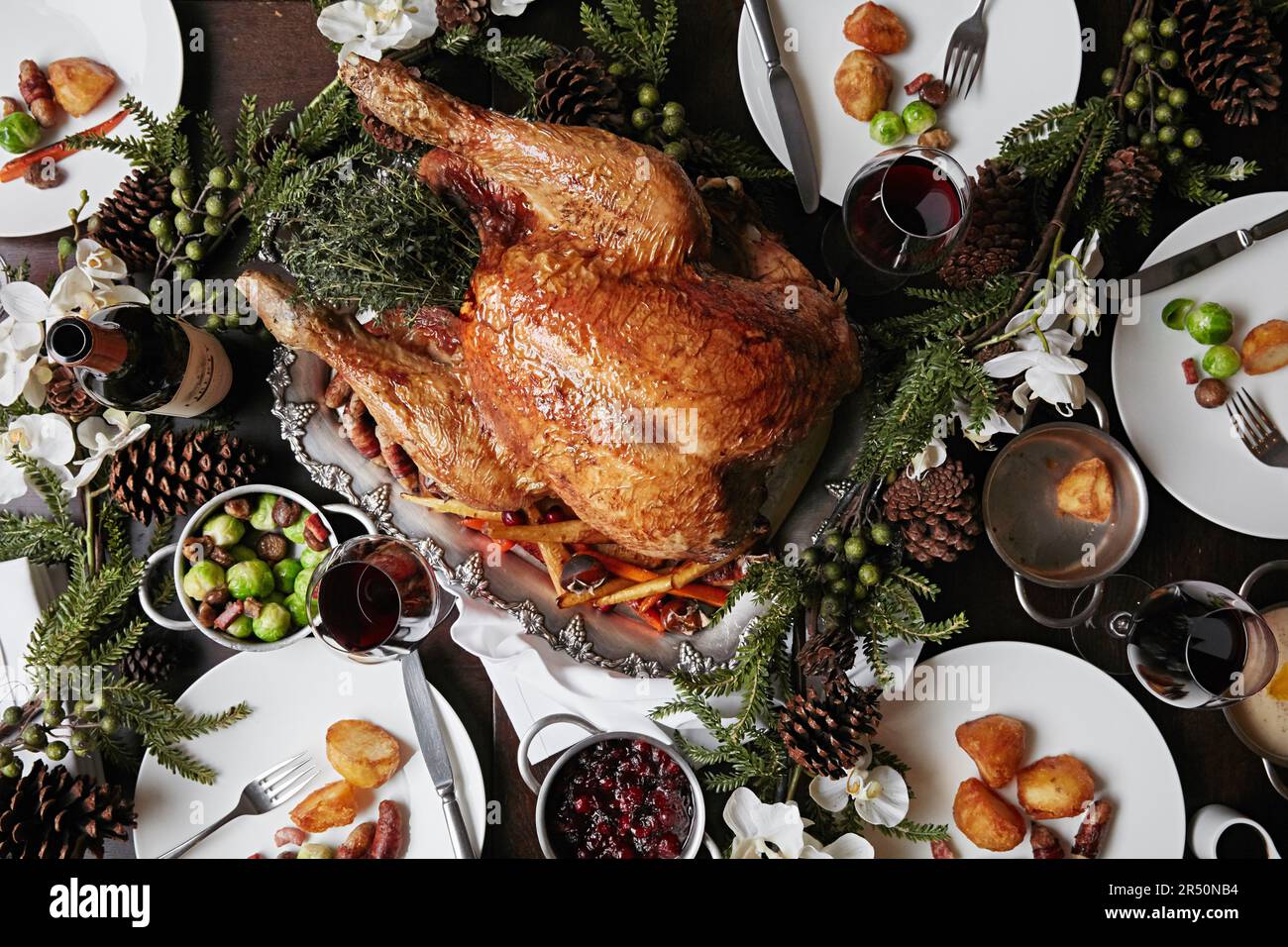 Christmas table setting featuring a large turkey Stock Photo - Alamy