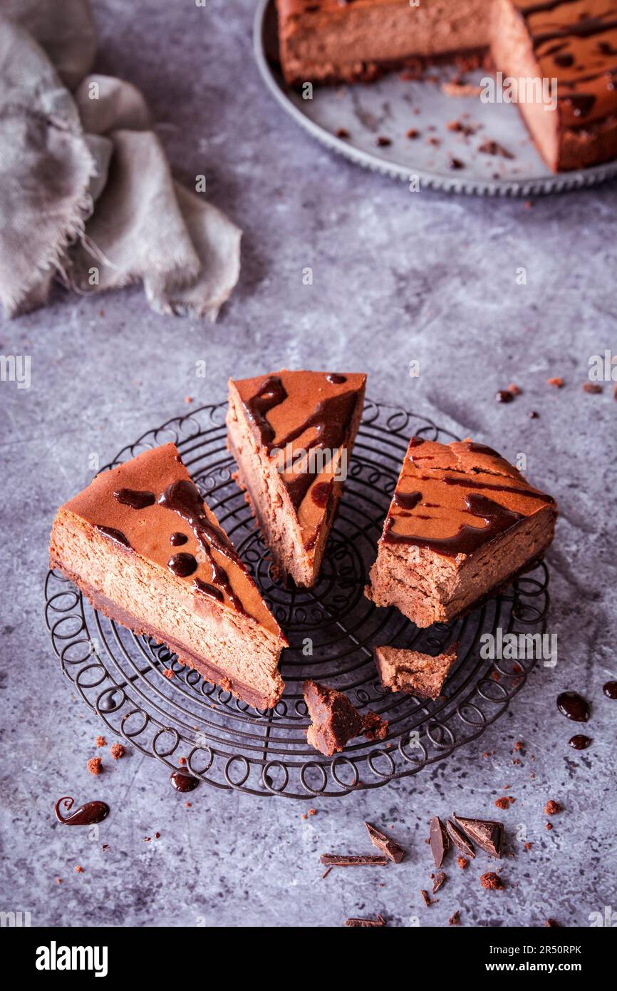 Chocolate cheesecake portions on a cake rack Stock Photo - Alamy