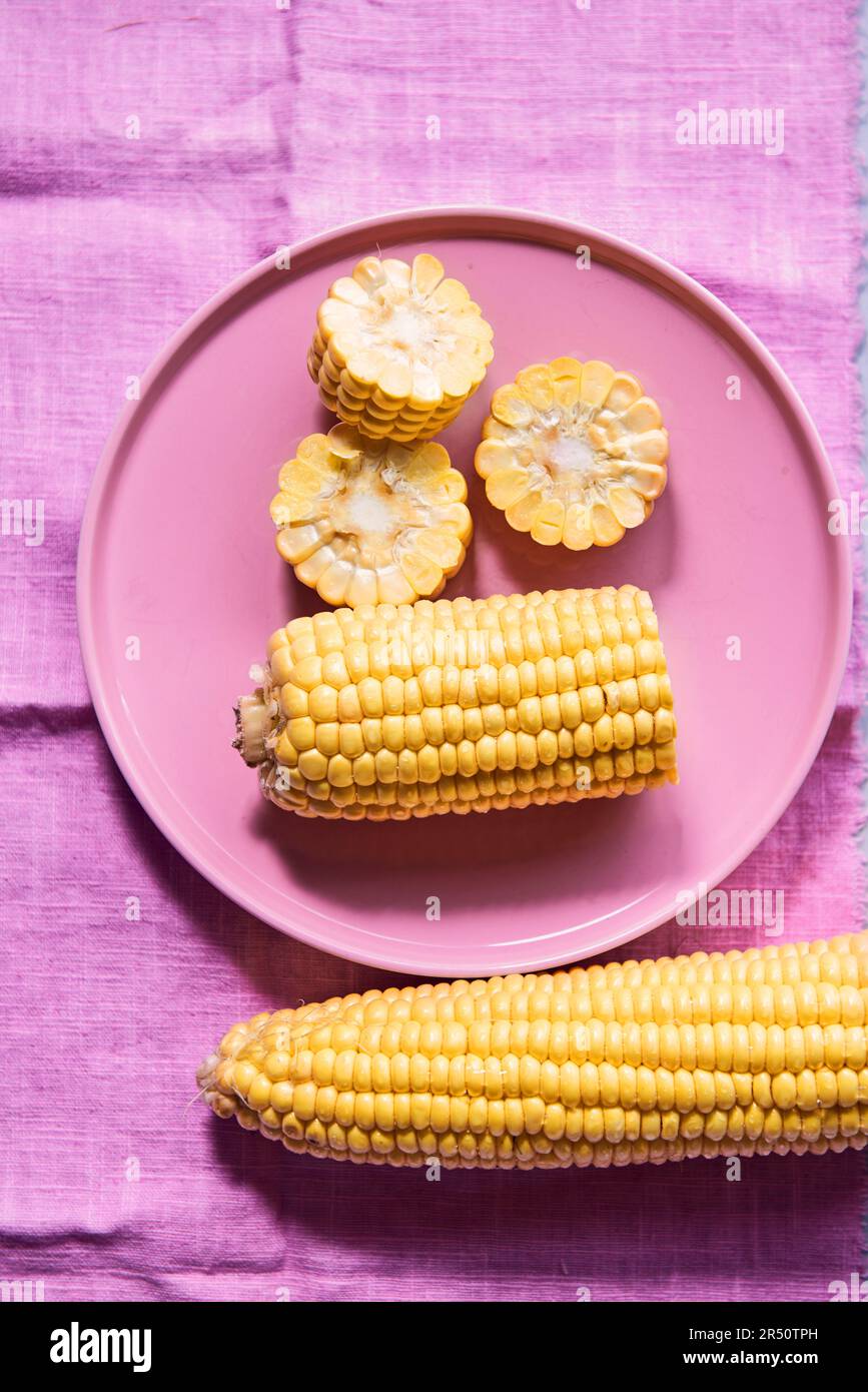 Freshly peeled corn on the cob Stock Photo - Alamy