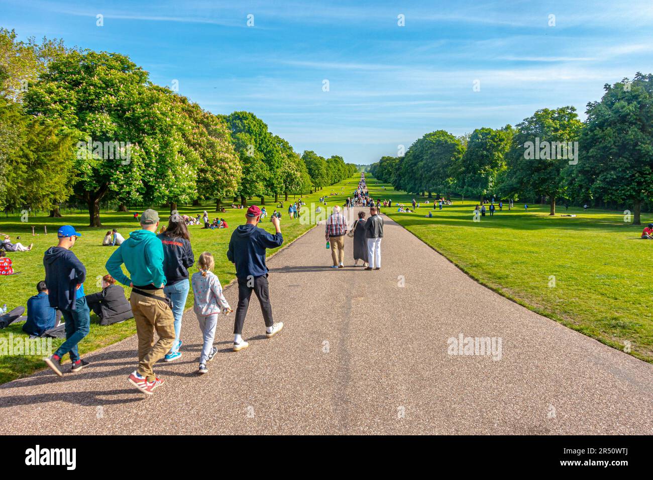 The Long Walk in Windsor, busy with visitors on a sunny day in May ...