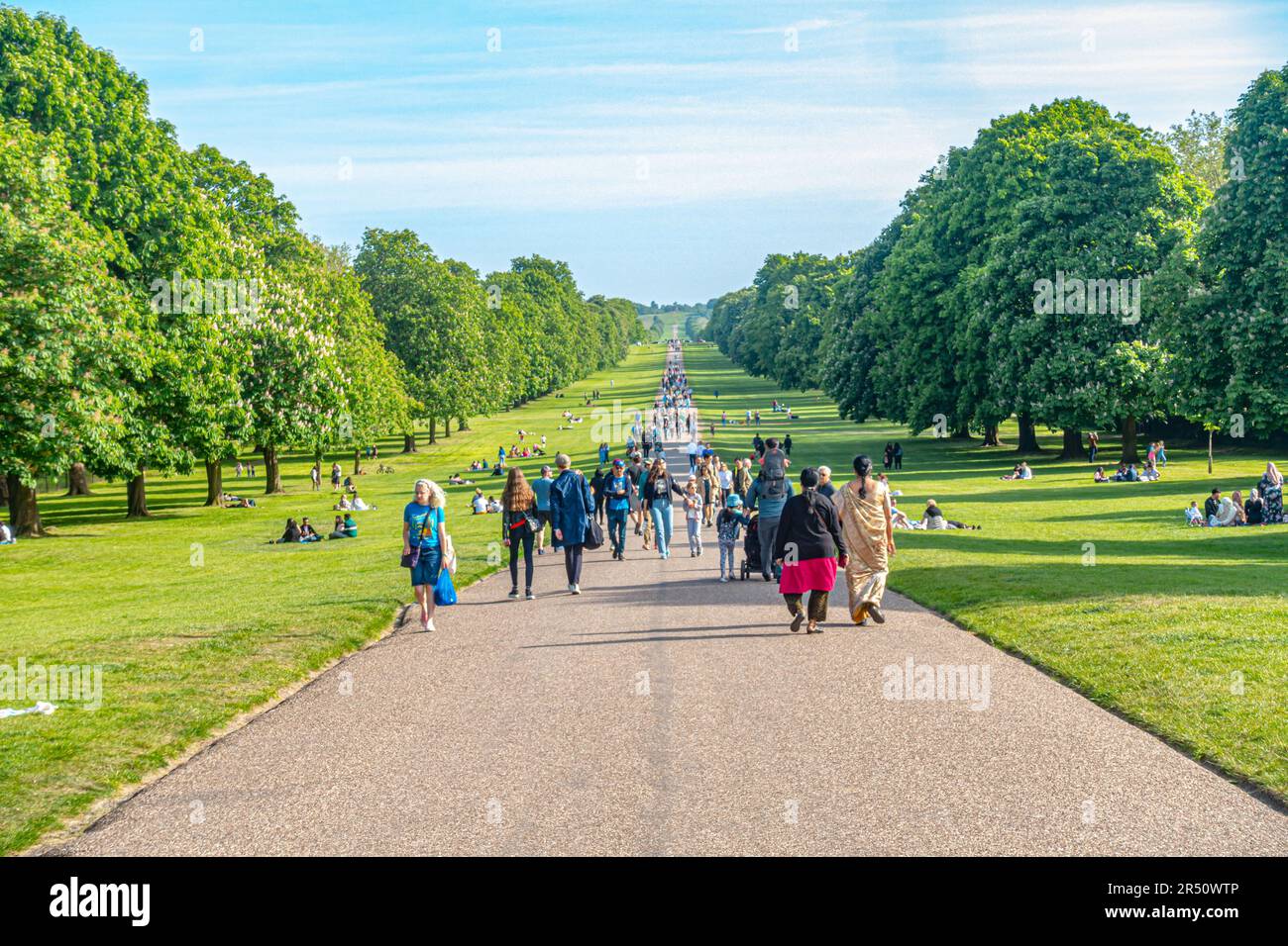 The Long Walk in Windsor, busy with visitors on a sunny day in May ...