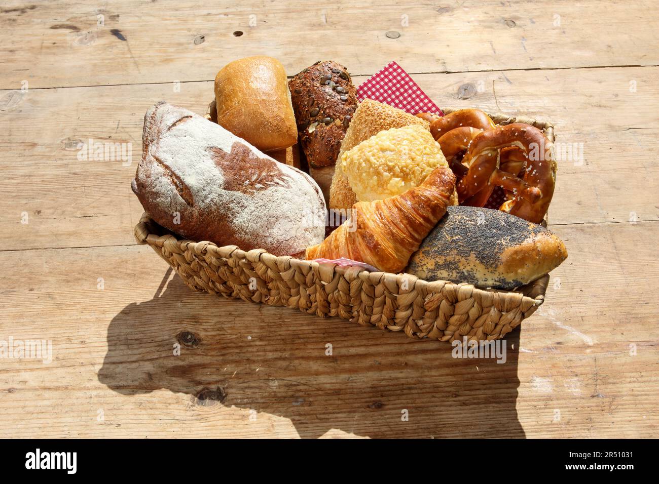 Different types bread in basket hi-res stock photography and images - Alamy