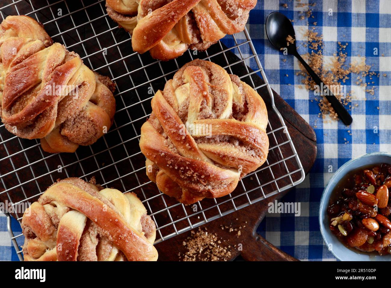 Kanelbullar (Swedish cinnamon biscuits Stock Photo - Alamy